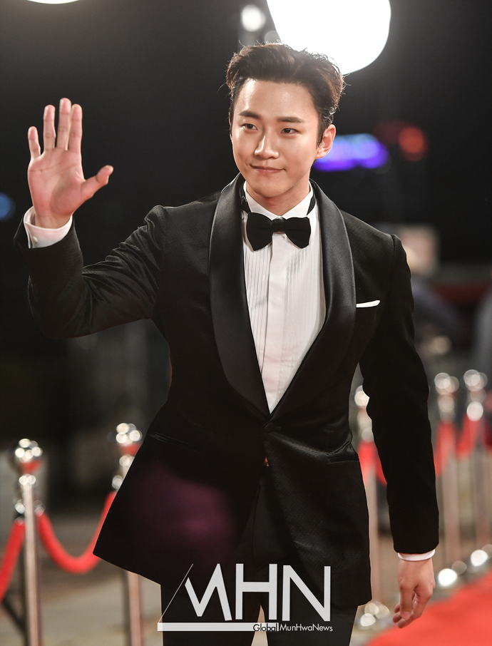 [문화포토] 2PM 준호 '훈훈한 미소 손인사는 덤'(2017KBS연기대상)