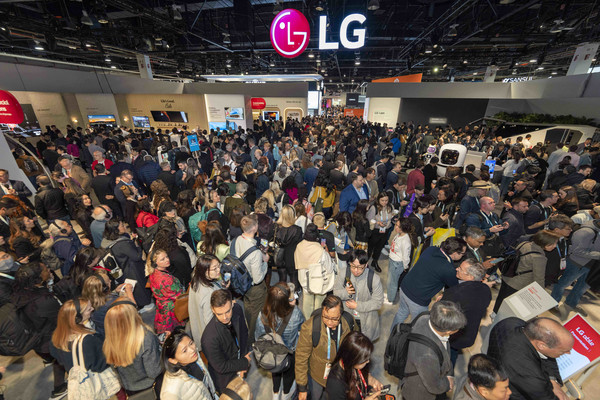 LG전자, CES 2024에서 혁신적인 제품군 공개...투명 OLED TV부터 휴대용 디스플레이까지