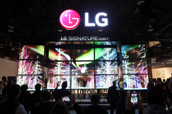 LG전자, CES 2024에서 혁신적인 제품군 공개...투명 OLED TV부터 휴대용 디스플레이까지