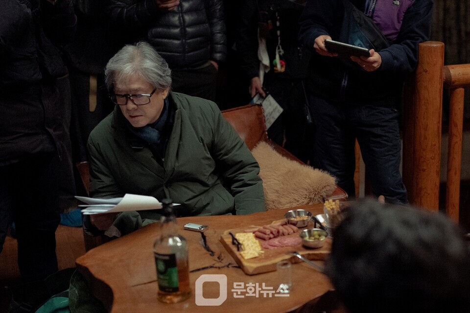 영화 '어쩔수가없다', 박찬욱 감독 신작 크랭크업